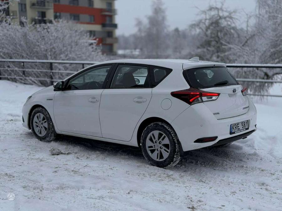 White Toyota Auris 2016 in Vilnius, with an engine capacity of 1.80 L and mileage of 144 thousand km for 8000 €, photo 2 on AUTOMOTO.COM.LV