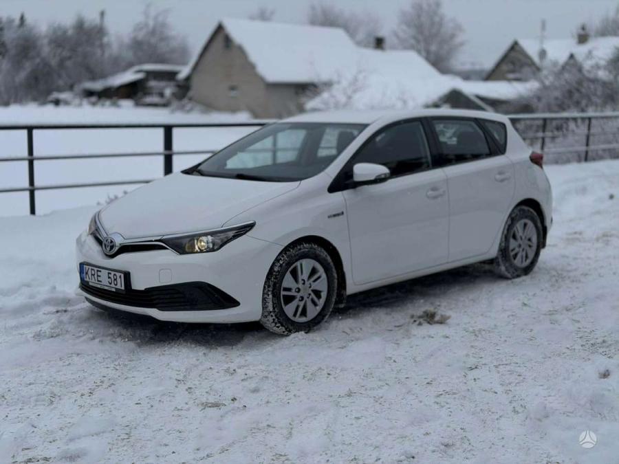 White Toyota Auris 2016 in Vilnius, with an engine capacity of 1.80 L and mileage of 144 thousand km for 8000 €, photo 4 on AUTOMOTO.COM.LV