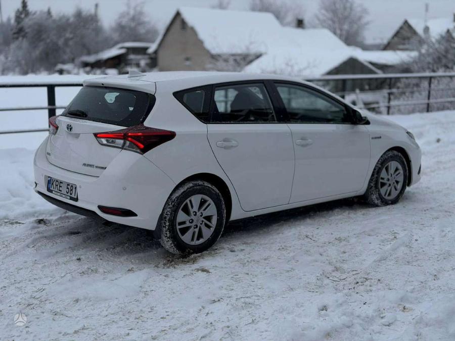 White Toyota Auris 2016 in Vilnius, with an engine capacity of 1.80 L and mileage of 144 thousand km for 8000 €, photo 5 on AUTOMOTO.COM.LV