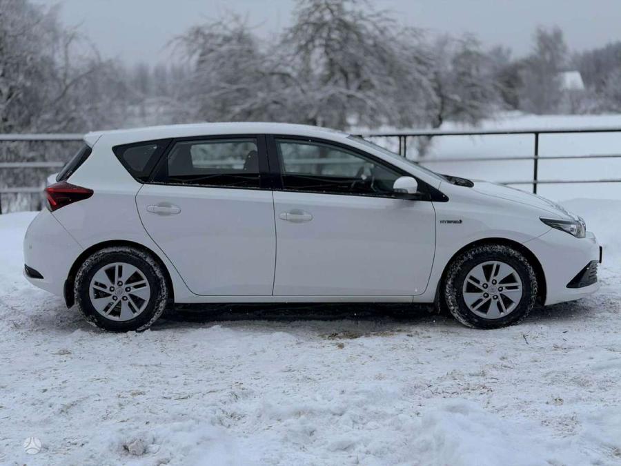White Toyota Auris 2016 in Vilnius, with an engine capacity of 1.80 L and mileage of 144 thousand km for 8000 €, photo 17 on AUTOMOTO.COM.LV