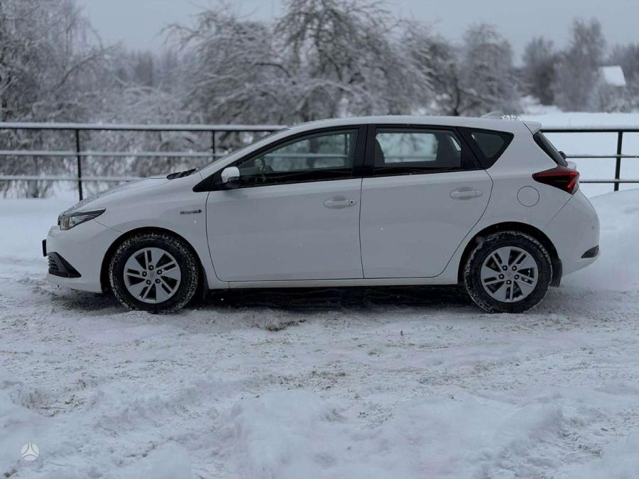 White Toyota Auris 2016 in Vilnius, with an engine capacity of 1.80 L and mileage of 144 thousand km for 8000 €, photo 18 on AUTOMOTO.COM.LV