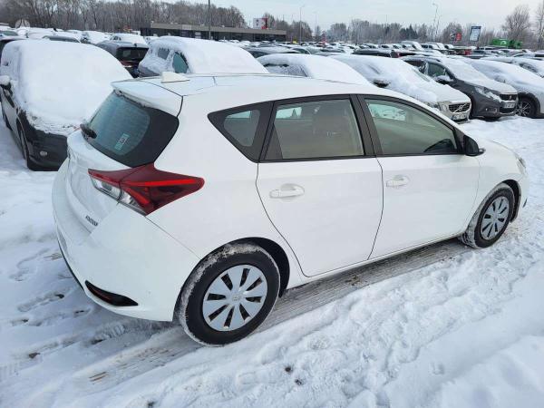 Balts Toyota Auris 2016 Tauragė, ar dzinēja tilpumu 1.33 L un nobraukumu 207 tūkst. km par 6800 €, foto 4 vietnē AUTOMOTO.COM.LV