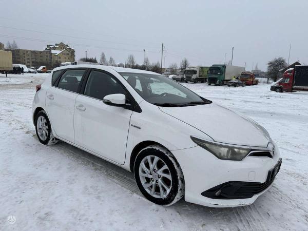 Balts Toyota Auris 2016 Šauļi, ar dzinēja tilpumu 1.80 L un nobraukumu 261 tūkst. km par 5700 €, foto 3 vietnē AUTOMOTO.COM.LV