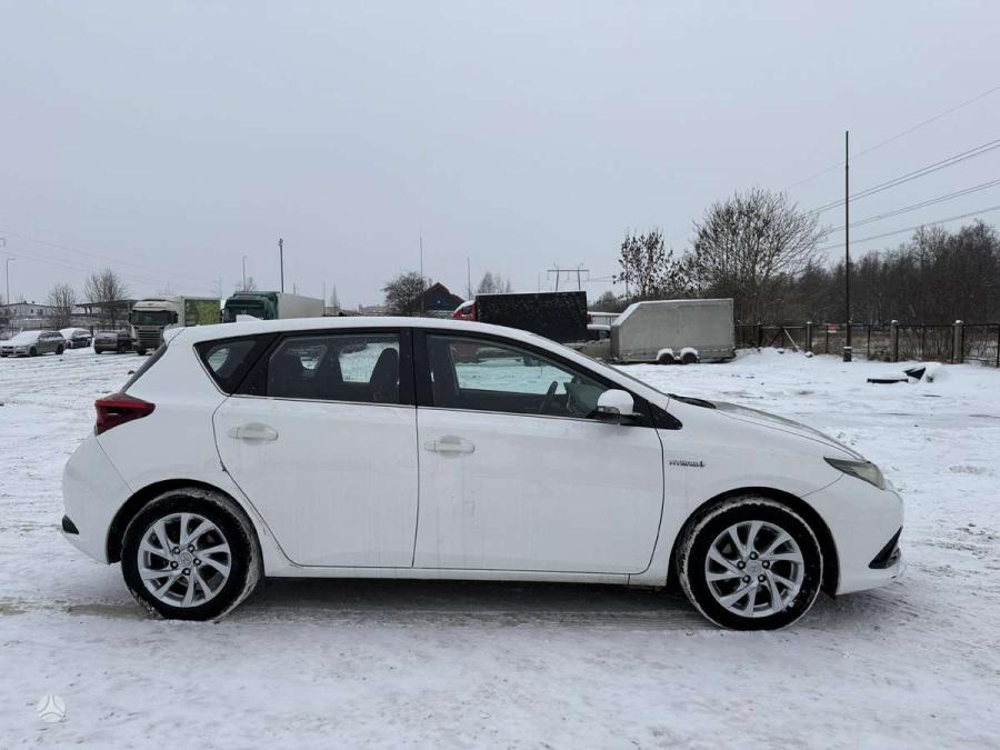 Balts Toyota Auris 2016 Šauļi, ar dzinēja tilpumu 1.80 L un nobraukumu 261 tūkst. km par 5700 €, foto 6 vietnē AUTOMOTO.COM.LV