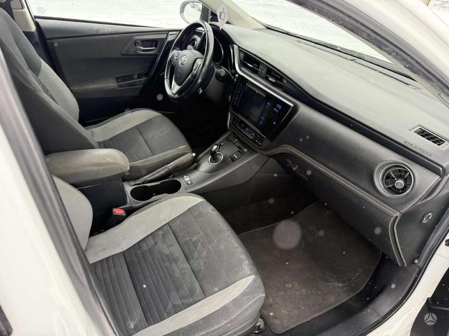 Balts Toyota Auris 2016 Šauļi, ar dzinēja tilpumu 1.80 L un nobraukumu 261 tūkst. km par 5700 €, foto 12 vietnē AUTOMOTO.COM.LV