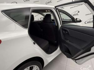 White Toyota Auris 2016 in Vilnius, with an engine capacity of 1.80 L and mileage of 132 thousand km for 11200 €, photo 13 on AUTOMOTO.COM.LV