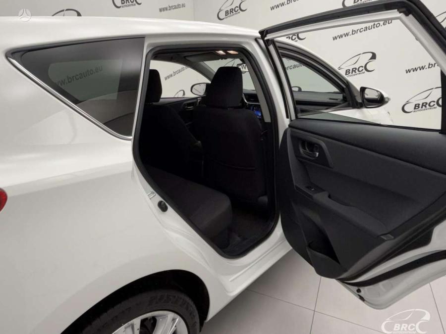White Toyota Auris 2016 in Vilnius, with an engine capacity of 1.80 L and mileage of 132 thousand km for 11200 €, photo 13 on AUTOMOTO.COM.LV