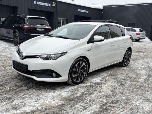 White Toyota Auris 2016 in Vilnius, with an engine capacity of 1.80 L and mileage of 151 thousand km for 11700 €, photo 1 on AUTOMOTO.COM.LV