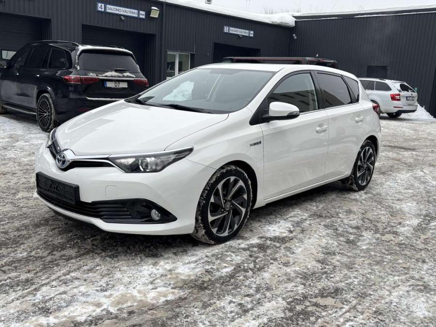 White Toyota Auris 2016 in Vilnius, with an engine capacity of 1.80 L and mileage of 151 thousand km for 11700 €, photo 1 on AUTOMOTO.COM.LV