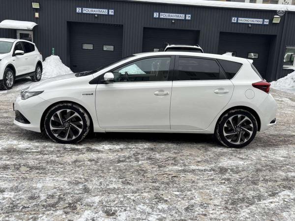 White Toyota Auris 2016 in Vilnius, with an engine capacity of 1.80 L and mileage of 151 thousand km for 11700 €, photo 2 on AUTOMOTO.COM.LV
