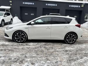 White Toyota Auris 2016 in Vilnius, with an engine capacity of 1.80 L and mileage of 151 thousand km for 11700 €, photo 2 on AUTOMOTO.COM.LV