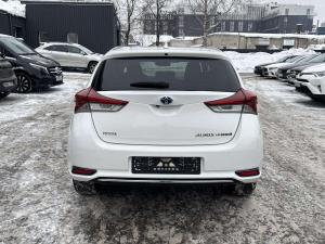 White Toyota Auris 2016 in Vilnius, with an engine capacity of 1.80 L and mileage of 151 thousand km for 11700 €, photo 3 on AUTOMOTO.COM.LV