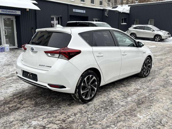 White Toyota Auris 2016 in Vilnius, with an engine capacity of 1.80 L and mileage of 151 thousand km for 11700 €, photo 4 on AUTOMOTO.COM.LV