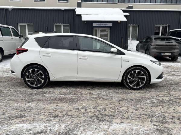 White Toyota Auris 2016 in Vilnius, with an engine capacity of 1.80 L and mileage of 151 thousand km for 11700 €, photo 5 on AUTOMOTO.COM.LV