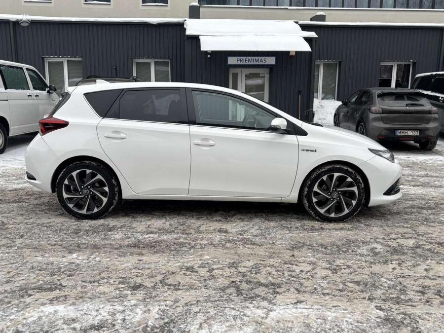 White Toyota Auris 2016 in Vilnius, with an engine capacity of 1.80 L and mileage of 151 thousand km for 11700 €, photo 5 on AUTOMOTO.COM.LV