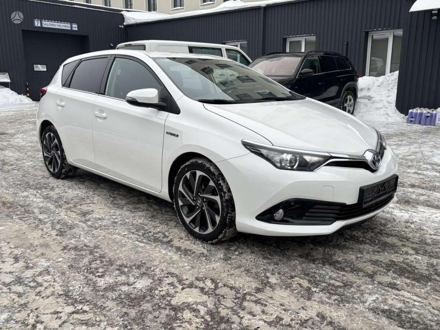 White Toyota Auris 2016 in Vilnius, with an engine capacity of 1.80 L and mileage of 151 thousand km for 11700 €, photo 6 on AUTOMOTO.COM.LV