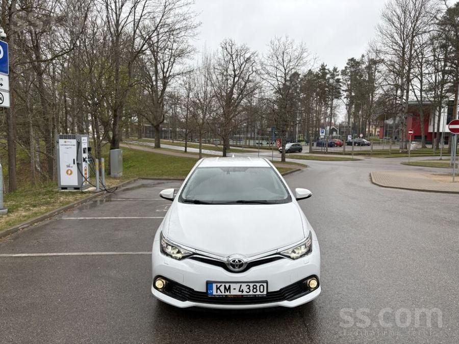 White Toyota Auris 2016 in Riga, with an engine capacity of 1.60 L and mileage of 123 thousand km for 9200 €, photo 1 on AUTOMOTO.COM.LV