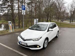 White Toyota Auris 2016 in Riga, with an engine capacity of 1.60 L and mileage of 123 thousand km for 9200 €, photo 3 on AUTOMOTO.COM.LV