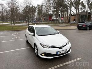 White Toyota Auris 2016 in Riga, with an engine capacity of 1.60 L and mileage of 123 thousand km for 9200 €, photo 4 on AUTOMOTO.COM.LV