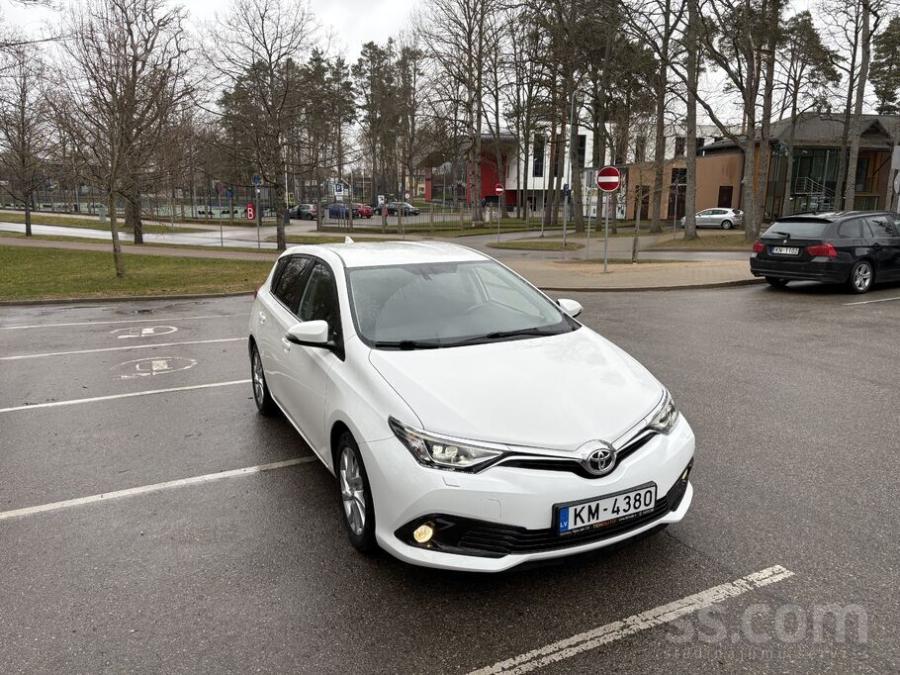 White Toyota Auris 2016 in Riga, with an engine capacity of 1.60 L and mileage of 123 thousand km for 9200 €, photo 4 on AUTOMOTO.COM.LV