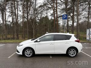 White Toyota Auris 2016 in Riga, with an engine capacity of 1.60 L and mileage of 123 thousand km for 9200 €, photo 6 on AUTOMOTO.COM.LV