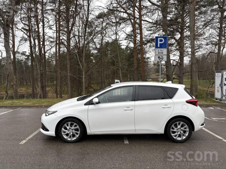 White Toyota Auris 2016 in Riga, with an engine capacity of 1.60 L and mileage of 123 thousand km for 9200 €, photo 6 on AUTOMOTO.COM.LV
