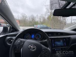 White Toyota Auris 2016 in Riga, with an engine capacity of 1.60 L and mileage of 123 thousand km for 9200 €, photo 7 on AUTOMOTO.COM.LV