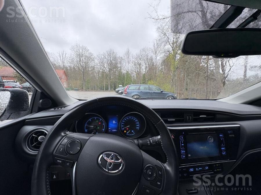 White Toyota Auris 2016 in Riga, with an engine capacity of 1.60 L and mileage of 123 thousand km for 9200 €, photo 7 on AUTOMOTO.COM.LV
