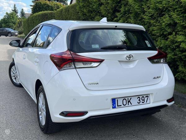 White Toyota Auris 2016 in Vilnius, with an engine capacity of 1.36 L and mileage of 190 thousand km for 6850 €, photo 2 on AUTOMOTO.COM.LV
