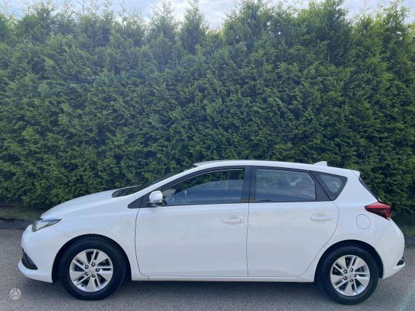 White Toyota Auris 2016 in Vilnius, with an engine capacity of 1.36 L and mileage of 190 thousand km for 6850 €, photo 3 on AUTOMOTO.COM.LV