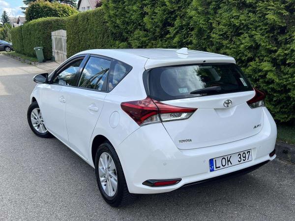 White Toyota Auris 2016 in Vilnius, with an engine capacity of 1.36 L and mileage of 190 thousand km for 6850 €, photo 9 on AUTOMOTO.COM.LV