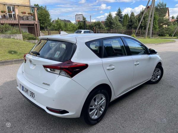 White Toyota Auris 2016 in Vilnius, with an engine capacity of 1.36 L and mileage of 190 thousand km for 6850 €, photo 10 on AUTOMOTO.COM.LV