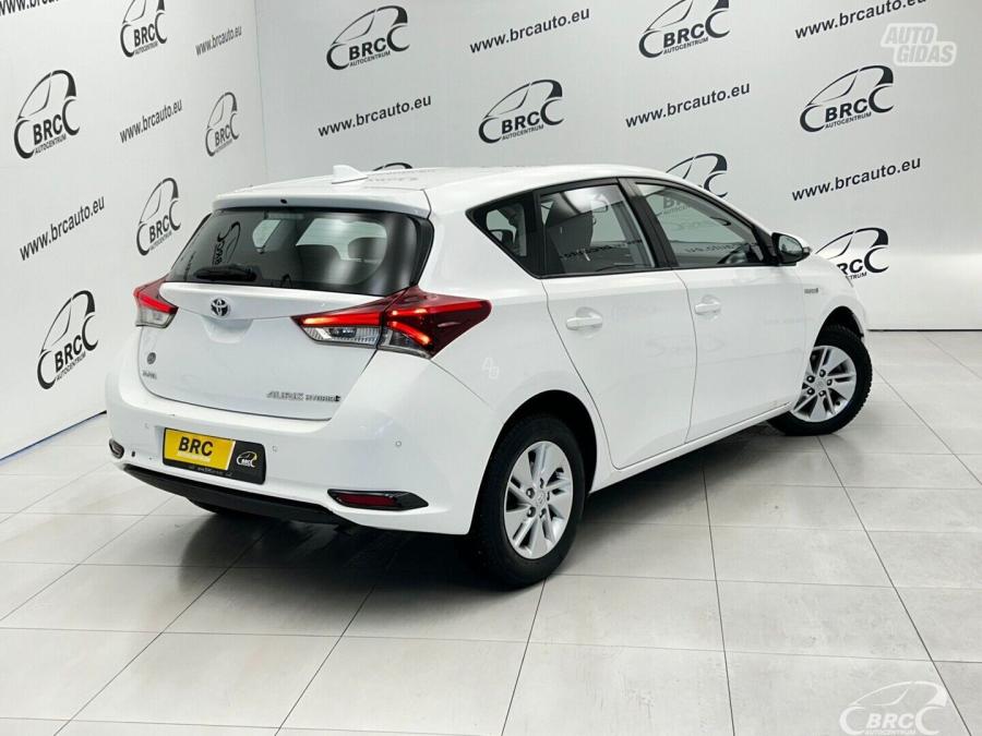 Белый Тойота Аурис 2016 в Авиженяй, объемом двигателя 1.80 л и пробегом 198 тыс. км за 10900 €, фото 3 на AUTOMOTO.COM.LV