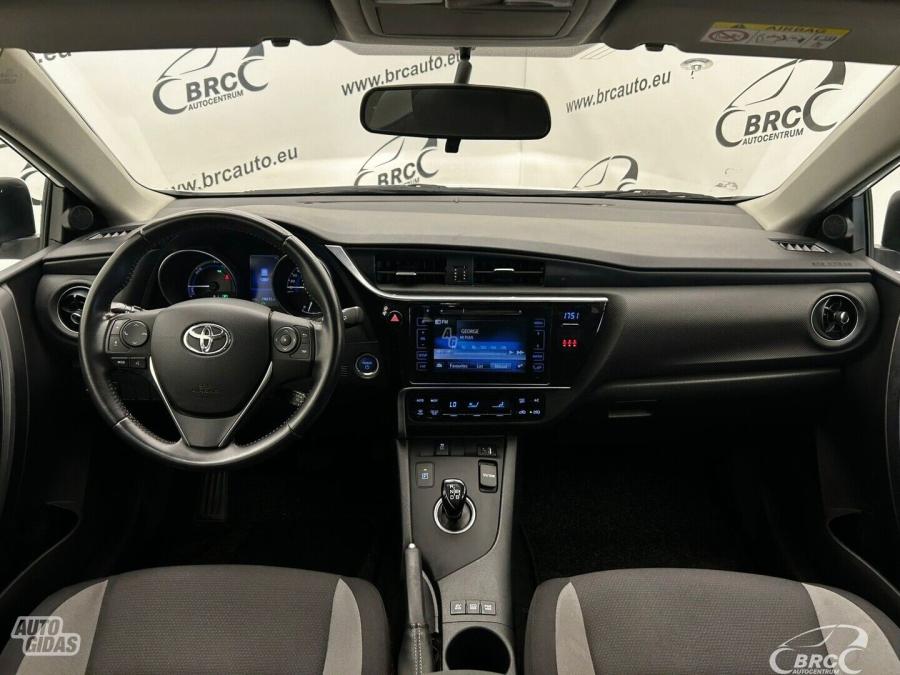 Белый Тойота Аурис 2016 в Авиженяй, объемом двигателя 1.80 л и пробегом 198 тыс. км за 10900 €, фото 4 на AUTOMOTO.COM.LV
