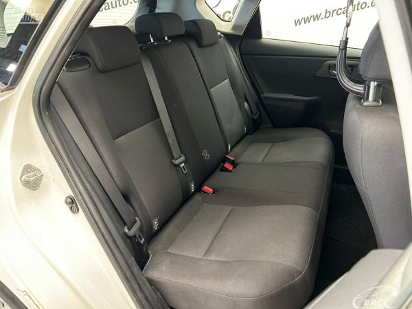 White Toyota Auris 2016 in Avizieniai, with an engine capacity of 1.80 L and mileage of 198 thousand km for 10900 €, photo 9 on AUTOMOTO.COM.LV