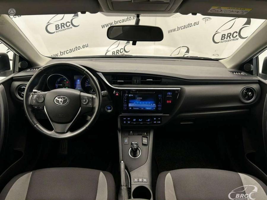 White Toyota Auris 2016 in Vilnius, with an engine capacity of 1.80 L and mileage of 198 thousand km for 9800 €, photo 5 on AUTOMOTO.COM.LV
