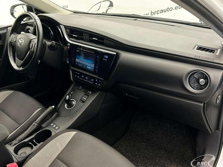 White Toyota Auris 2016 in Vilnius, with an engine capacity of 1.80 L and mileage of 198 thousand km for 9800 €, photo 9 on AUTOMOTO.COM.LV