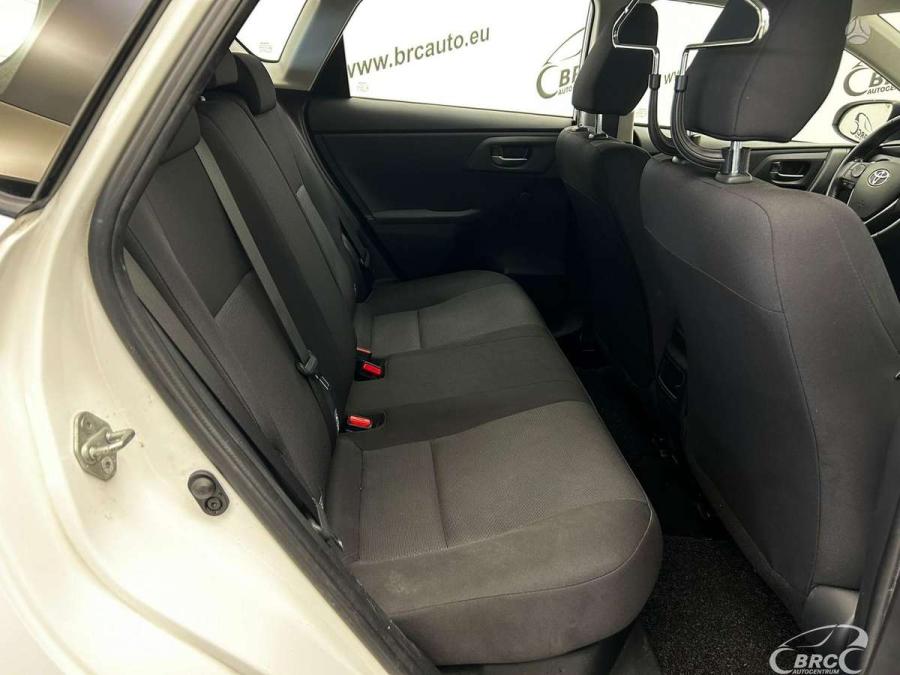 White Toyota Auris 2016 in Vilnius, with an engine capacity of 1.80 L and mileage of 198 thousand km for 9800 €, photo 10 on AUTOMOTO.COM.LV