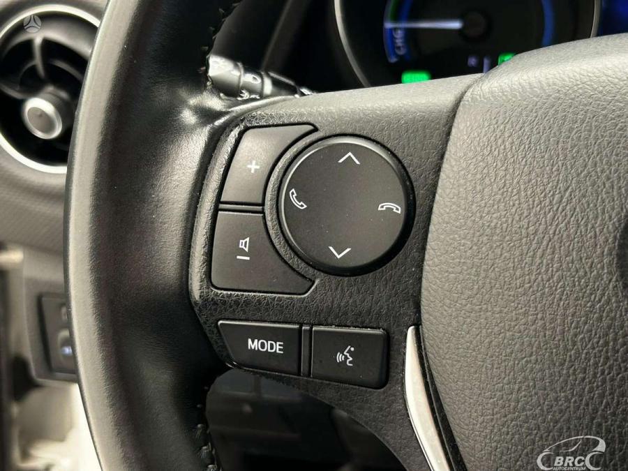 White Toyota Auris 2016 in Vilnius, with an engine capacity of 1.80 L and mileage of 198 thousand km for 9800 €, photo 13 on AUTOMOTO.COM.LV