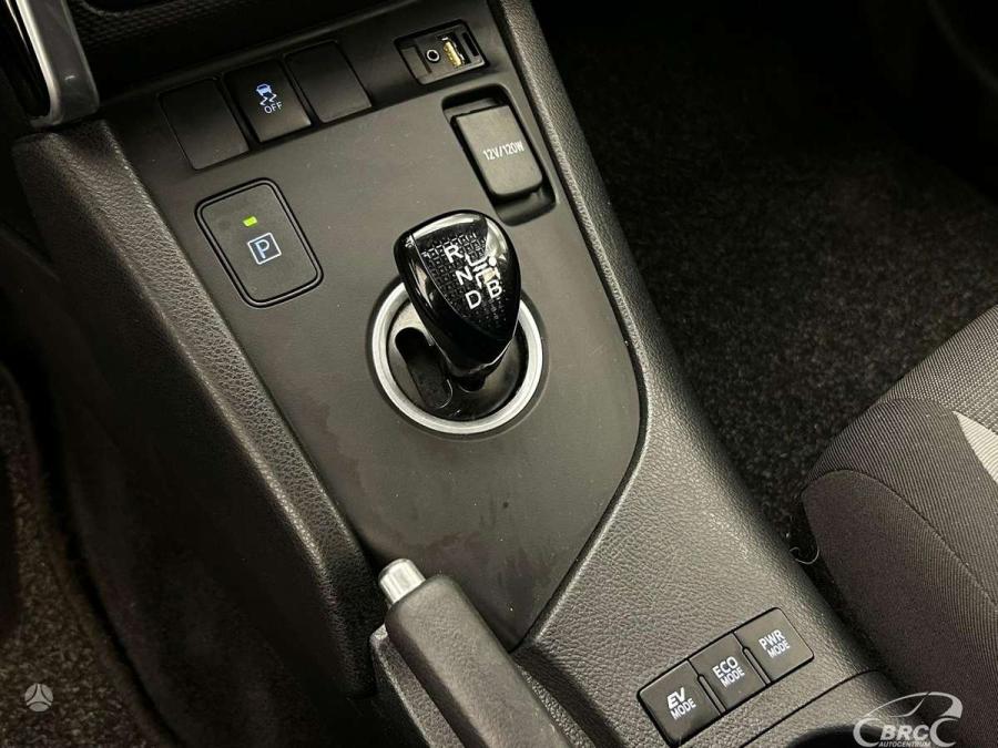 White Toyota Auris 2016 in Vilnius, with an engine capacity of 1.80 L and mileage of 198 thousand km for 9800 €, photo 19 on AUTOMOTO.COM.LV