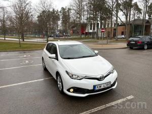 Balts Toyota Auris 2016 Rīga, ar dzinēja tilpumu 1.60 L un nobraukumu 122 tūkst. km par 7800 €, foto  vietnē AUTOMOTO.COM.LV