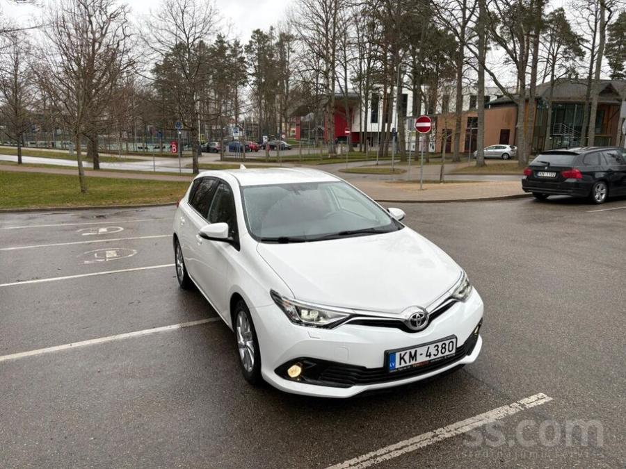 Balts Toyota Auris 2016 Rīga, ar dzinēja tilpumu 1.60 L un nobraukumu 122 tūkst. km par 7800 €, foto 1 vietnē AUTOMOTO.COM.LV
