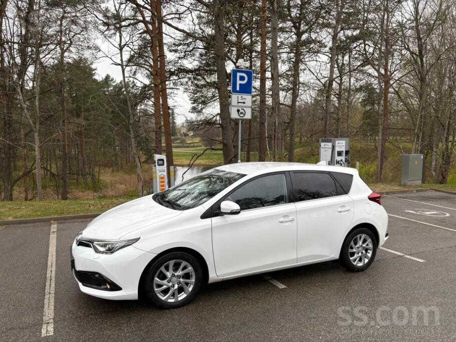 Balts Toyota Auris 2016 Rīga, ar dzinēja tilpumu 1.60 L un nobraukumu 122 tūkst. km par 7800 €, foto 3 vietnē AUTOMOTO.COM.LV