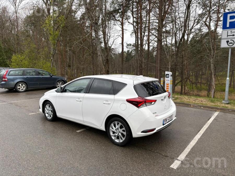 Balts Toyota Auris 2016 Rīga, ar dzinēja tilpumu 1.60 L un nobraukumu 122 tūkst. km par 7800 €, foto 4 vietnē AUTOMOTO.COM.LV