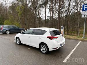 White Toyota Auris 2016 in Riga, with an engine capacity of 1.60 L and mileage of 122 thousand km for 7600 €, photo 4 on AUTOMOTO.COM.LV