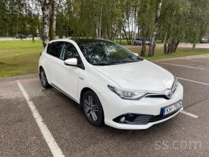 White Toyota Auris 2016 in Riga, with an engine capacity of 1.80 L and mileage of 165 thousand km for 8790 €, photo  on AUTOMOTO.COM.LV