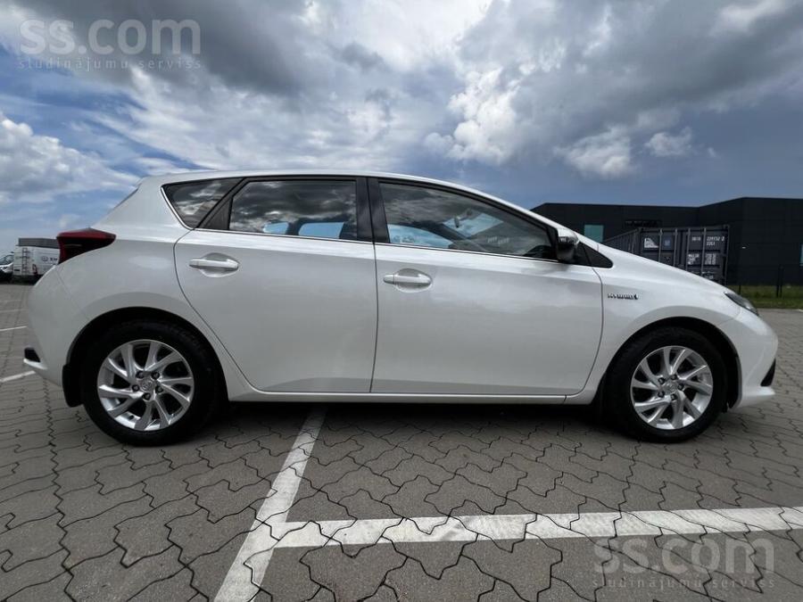 Balts Toyota Auris 2017 Rīga, ar dzinēja tilpumu 1.80 L un nobraukumu 90 tūkst. km par 12500 €, foto 2 vietnē AUTOMOTO.COM.LV