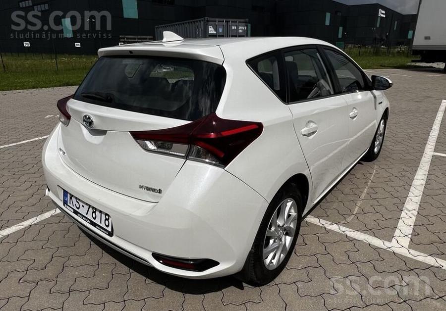 Balts Toyota Auris 2017 Rīga, ar dzinēja tilpumu 1.80 L un nobraukumu 90 tūkst. km par 12500 €, foto 3 vietnē AUTOMOTO.COM.LV