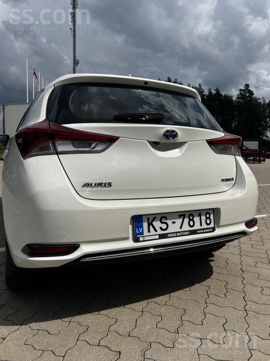 Balts Toyota Auris 2017 Rīga, ar dzinēja tilpumu 1.80 L un nobraukumu 90 tūkst. km par 12500 €, foto 4 vietnē AUTOMOTO.COM.LV