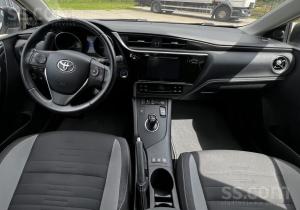 Balts Toyota Auris 2017 Rīga, ar dzinēja tilpumu 1.80 L un nobraukumu 90 tūkst. km par 12500 €, foto 5 vietnē AUTOMOTO.COM.LV